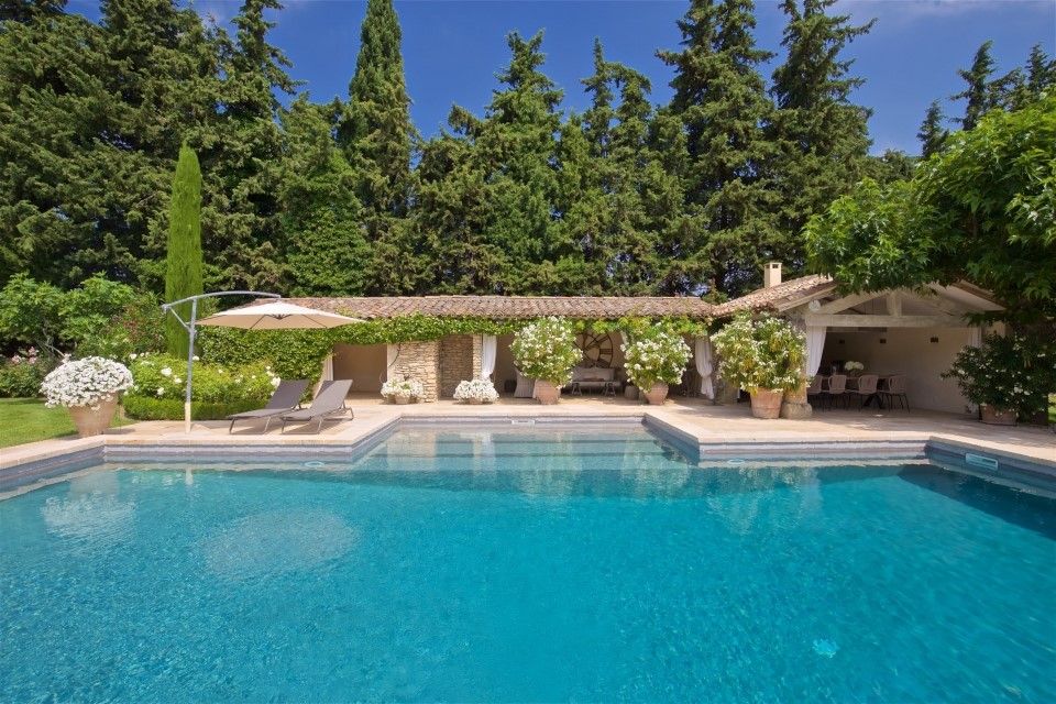 9 CHOSES À SAVOIR SUR LE POOL HOUSE - VILLAS PRISME - Région PACA