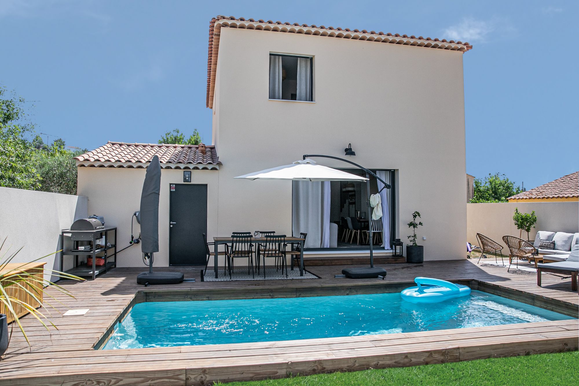 Maison contemporaine à étage avec terrasse en bois